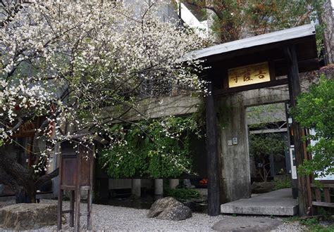 大里菩薩寺地址：台中市大里區永隆路147號電話：042407 9920 開放時間：星期二～星期五 1300~1800 星期六～星期日