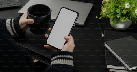 어두운 현대 직장에 앉아 뜨거운 커피와 모형 스마트폰으로 휴식을 취하는 사업가의 자른 샷 사진 Unsplash의 컴퓨터 키보드 이미지