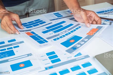 웹 사이트 디자이너 크리에이티브 계획 응용 프로그램 개발자 개발 초안 스케치 그림 템플릿 레이아웃 프레임 워크 와이어 프레임 디자인 스튜디오 사용자 환경 개념 개념에 대한