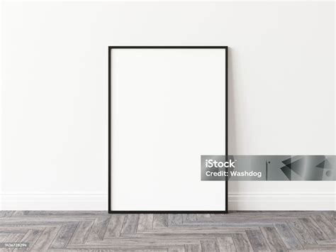 흰색 벽에 기대어 나무 쪽모이 세공 마루 바닥에 서 있는 얇은 검은색 테두리가 있는 빈 수직 방향의 직사각형 액자 3d 그림입니다 미술관에 대한 스톡 사진 및 기타 이미지