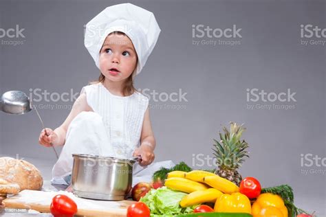 스튜디오에서 국자와 냄비와 함께 작업 요리 유니폼에서 백인 어린 소녀의 초상화회색 배경에 포즈 수평 샷 2 3 살에 대한 스톡 사진 및 기타 이미지 Istock