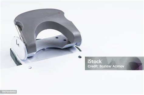 흰색 배경에 격리 된 종이 펀칭 도구입니다 공간을 복사합니다 강철에 대한 스톡 사진 및 기타 이미지 강철 구멍 금속 Istock