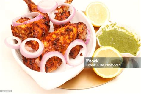 반찬과 함께 화이트 플레이트에 구운 닭고기 또는 바비큐 치킨 0명에 대한 스톡 사진 및 기타 이미지 0명 건강한 생활방식 건강한 식생활 Istock