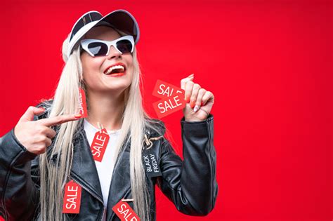 빨간 배경에 고립 된 고객 여성 블랙 프라이데이 및 세일 컨셉 가격에 대한 스톡 사진 및 기타 이미지 가격 가죽 개념 Istock