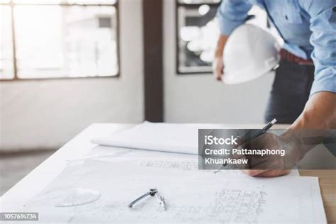 건축 개념 건축가 또는 엔지니어 청사진에 새로운 프로젝트 계획에 대 한 작업의 손 모델 구축 및 엔지니어링 작업 사이트 도구 건물 외관에 대한 스톡 사진 및 기타 이미지