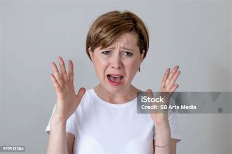 여자의 초상화는 아름 다운 젊은 빨간 머리 백인 보고 무서 워 하 고 충격을 닫습니다 그녀의 눈에서 공포와 함께 카메라를 보면