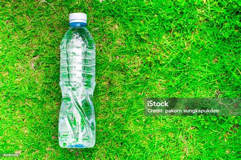 녹색 잔디 배경에 플라스틱 만든 병 물 벽지를 사용 하 여 패키지 또는 이미지 및 복사 공간을 새로 고침 제품 개념에 대한 스톡 사진 및 기타 이미지 Istock