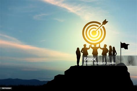 미래를 계획하기 위한 목표 설정 산에 깃발이 꽂힌 표적 보드를 들고 있는 단체 사업가들의 실루엣 포부에 대한 스톡 사진 및 기타 이미지 Istock
