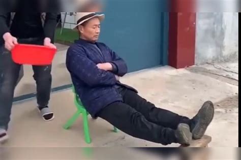 老爷子中午头在大门口晒太阳睡觉，小伙端了一盆子水放到屁股底下，要挨顿打了