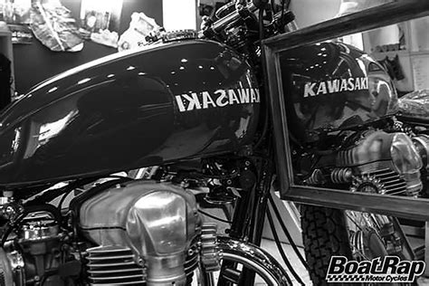 Is The Case Of Mirror Scripts Of Katakana And Kanji On A Truck It