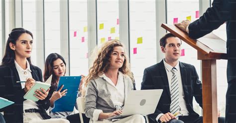 세미나 회의에서 만나는 사업가 그룹 직원 교육 교육 세션에서 강사의 말을 듣는 청중 전문가 연사와 함께하는 사무원 커뮤니티 서밋 포럼 사진 Unsplash의 태국 이미지