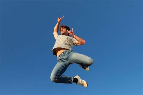 세로 젊은 여성 점프 무료 사진