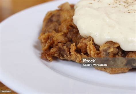 시골 카페에서 프라이드 치킨 스테이크와 으깬 감자를 곁들인 그레이비의 근접 촬영 고급 요리에 대한 스톡 사진 및 기타 이미지