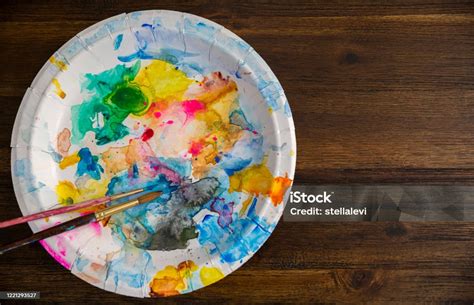 나무 테이블에 페인트 브러시와 다채로운 수채화 팔레트 0명에 대한 스톡 사진 및 기타 이미지 0명 가정 생활 그림 그리기 Istock