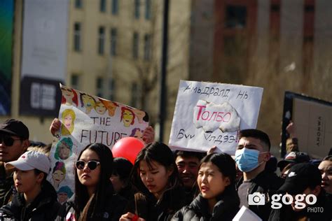 ФОТО “Нэг тэрбумаараа тэмцье” эмэгтэйчүүдийн эрхийн төлөөх алхалт болов