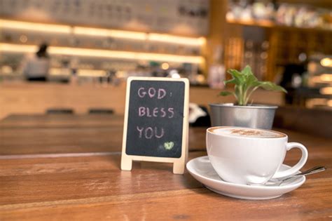 커피 한 잔 하나님 당신을 축복 소원 텍스트와 미니 칠판 옆에 나무 테이블에 시간 휴식 0명에 대한 스톡 사진 및 기타 이미지 0명 가방 갈색 Istock