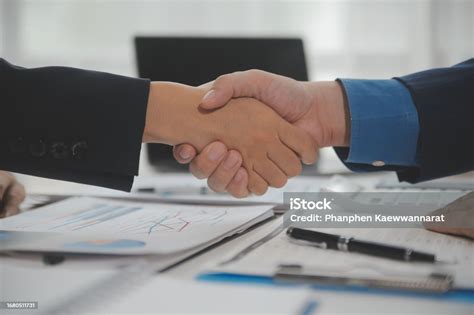 사업 합병 및 인수의 팀워크를위한 비즈니스 악수 성공적인 협상 악수 두 명의 사업가가 파트너와 악수하여 파트너십 및 비즈니스