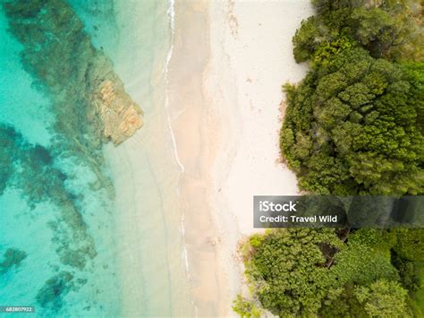사르데냐어 에메랄드 코스트의 청록색 바다와의 공중 볼 수 있습니다 사르데냐 섬에 코스타 스는 세계에서 가장 아름 답 고 유명한 해안 중 하나입니다 0명에 대한 스톡 사진 및
