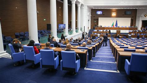 Парламентът реши финансовият министър да покрие 1 млрд лв дефицит в енергетиката Nova