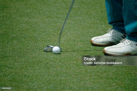 골퍼는 저녁 골프 코스에서 골프를 치고있다 경기 스포츠에 대한 스톡 사진 및 기타 이미지 경기 스포츠 골프 골프 선수 Istock