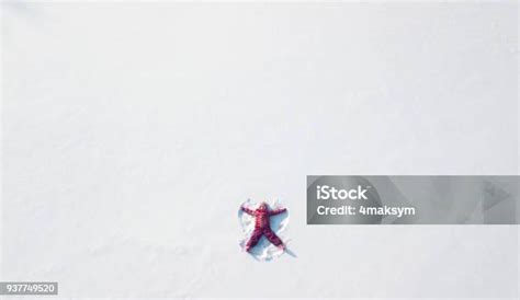 재생 하 고 눈에서 눈 천사 소녀를 자식 상위 평면 오버 헤드 보기 눈 천사에 대한 스톡 사진 및 기타 이미지 눈 천사 1월 2월 Istock