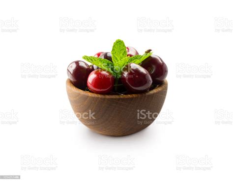 흰색 배경에 고립 된 그릇에 빨간 체리 잘 익은 체리와 민트잎을 클로즈업합니다 텍스트에 대한 복사 공간이있는 달콤하고 육즙이 많은 베리 흰색에 고립 된 다양한 신선한 여름