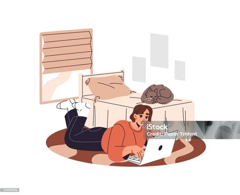 프리랜서 노동자는 컴퓨터가 있는 침실에서 바닥에 누워 타이핑하고 있습니다 노트북 리모컨이 있는 프리랜서는 집에서 일합니다 학생은 온라인 원격 교육을 받고 있습니다 흰색에