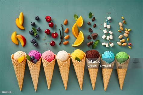 파란색 배경에 콘에 아이스크림의 모듬 다른 맛의 아이스크림의 다채로운 세트 견과류 과일 열매로 분리된 아이스크림 셔벗에 대한 스톡 사진 및 기타 이미지 Istock