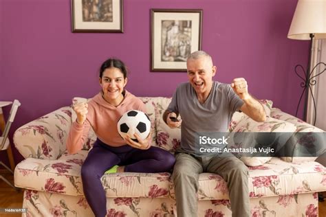 아버지와 딸은 집에서 Tv로 축구를 보고 있다 감정적 인 남자와 십 대 소녀가 좋아하는 팀을 응원 아버지에 대한 스톡 사진 및 기타 이미지 Istock