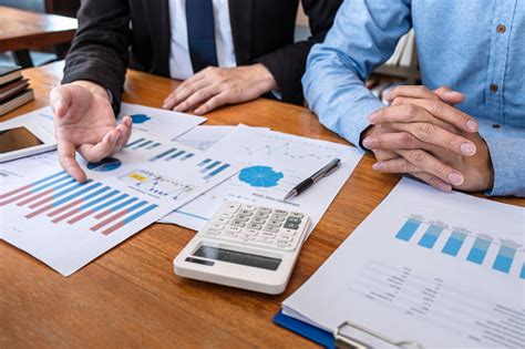 성공적인 성장 이익을 위한 비즈니스 메이킹의 회의 및 전략에서 투자 아이디어 마케팅 기획 및 프리젠 테이션 금융 프로젝트에 대한 비즈니스 임원 협력 컨퍼런스 계획에 대한