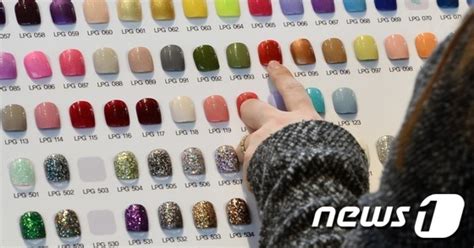 손톱 색상 고민 이제 그만