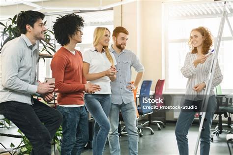 사무실에서 동료를 위한 프리젠 테이션을 만드는 여성 팀 리더 계획에 대한 스톡 사진 및 기타 이미지 계획 기업 문화 기업 비즈니스 Istock