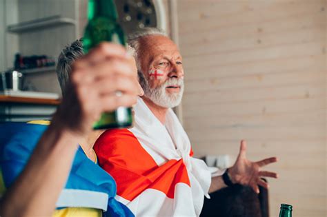 맥주를 들고 여자와 게임을 보고 하는 영국 축구 팀을 지 원하는 화가 성숙한 남자 2명에 대한 스톡 사진 및 기타 이미지 2명 Championship World