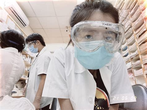 畢業季 又到了畢業季看的脆上好多人發讓我很有感觸 距離五專畢業已經過了3年了耶從國中畢業我就踏入了要讀五年的學校每天都是苗栗台中通車來回為了