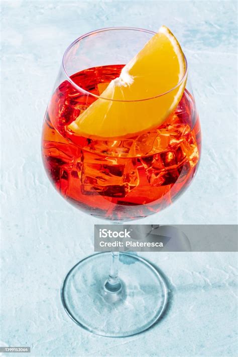 오렌지 슬라이스가있는 아페롤 칵테일 글래스 이탈리아 여름 음료 술 마실 것에 대한 스톡 사진 및 기타 이미지 술 마실 것 유리잔 빨강 Istock