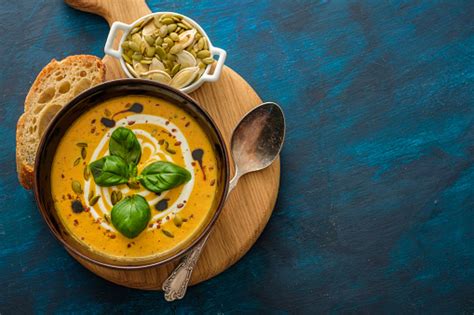 바 질으로 맛 있는 수 제 호박 수프 나뭇잎 최고의 볼 수 있습니다 Copyspace입니다 0명에 대한 스톡 사진 및 기타 이미지 Istock