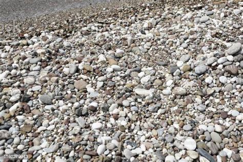 배경에 대한 지중해의 모래 해안에 다양한 모양의 여러 가지 색상의 큰 바다 자갈 0명에 대한 스톡 사진 및 기타 이미지 0명 갈색 개체 그룹 Istock