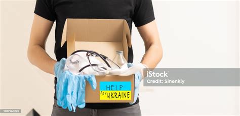 거리에서 우크라이나 난민에 대 한 인도주의 원조와 자원 봉사 Cyrrying 상자 거리에 대한 스톡 사진 및 기타 이미지 거리 기 난민 Istock