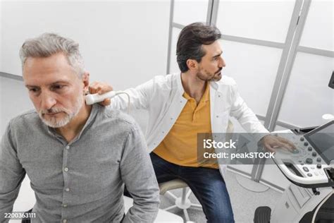 선배 남성의 목과 머리의 혈관을 검사하기 위해 초음파 스캐닝 기계를 사용하는 혈관 과학자 혈관 초음파 2명에 대한 스톡 사진 및 기타 이미지 Istock