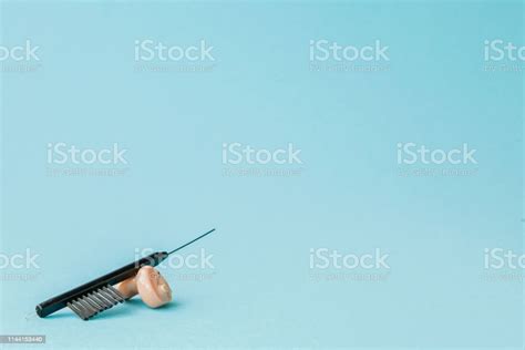 파란색 배경에 보청기 의료 약국 및 의료 개념 복사 공간 텍스트 또는 로고에 대 한 빈 장소 청각학자에 대한 스톡 사진 및 기타 이미지 Istock