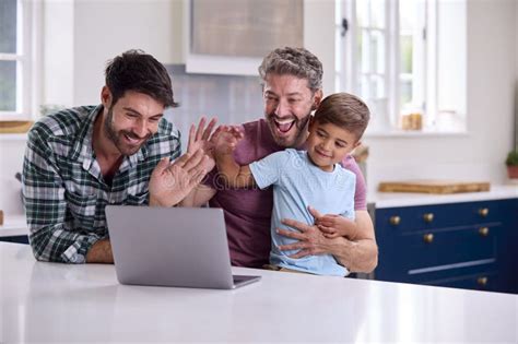 Familia Del Mismo Sexo Con Dos Padres E Hijo En Casa En La Cocina Haciendo Videollamadas En Una