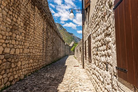 벤존 마을의 중세 주변 벽 프리울리베네치아 줄리아 이탈리아 프리울리 베네치아 줄리아에 대한 스톡 사진 및 기타 이미지 프리울리 베네치아 줄리아 0명 Venzone