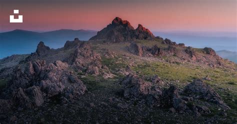 화려한 석양이 빛나는 산 정상 사진 Unsplash의 무료 풍경 이미지