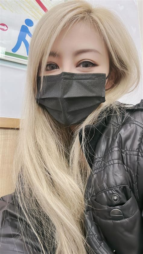 覺得台北好冷 包得跟一顆球一樣 媽媽來醫院回診拿藥 我剛好在看股票 檢討自己今天的操作 隔壁也在等看醫生的阿姨可能剛好看到 轉頭很得意的跟我說 ： 「我也有很多台積電！大概買在60幾塊