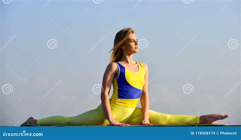 Akrobatik Und Gymnastik Mädchen In Der Spalte Yogaausdehnen Im Freien