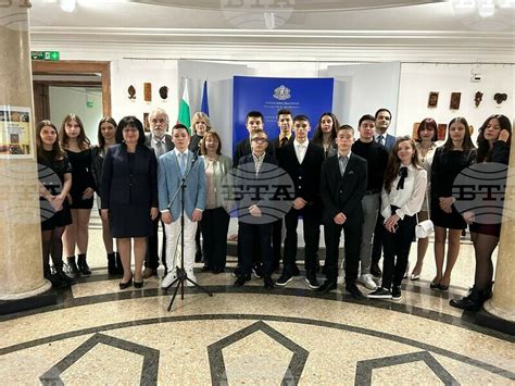 Ученици от Шумен представиха своите уникални дърворезби на изложба в Министерството на