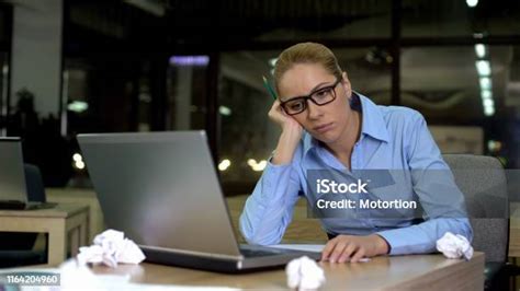 비즈니스 아이디어가 부족한 지친 여성 사무실에서 여분의 시간 근무 소진 개념에 대한 스톡 사진 및 기타 이미지 개념 과로 구겨진 Istock