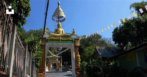 나무 문 위에 앉아 있는 커다란 황금 불상 사진 Unsplash의 무료 태국 이미지