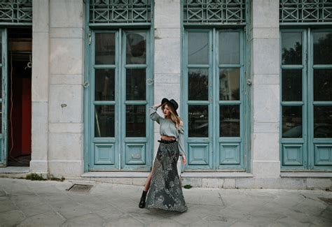 도시 환경에서 금발 머리와 모자를 가진 젊은 여자의 초상화 20 29세에 대한 스톡 사진 및 기타 이미지 20 29세 결심 고요한 장면 Istock