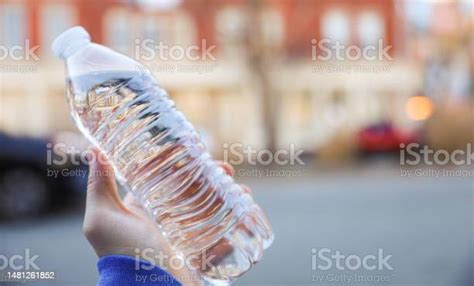 플라스틱 물병은 식수를 저장하는 데 사용되는 플라스틱으로 만든 휴대용 용기로 깨끗한 물의 편리함과 접근성 플라스틱 폐기물이 환경에 미치는 부정적인 영향을 보여줍니다 건강